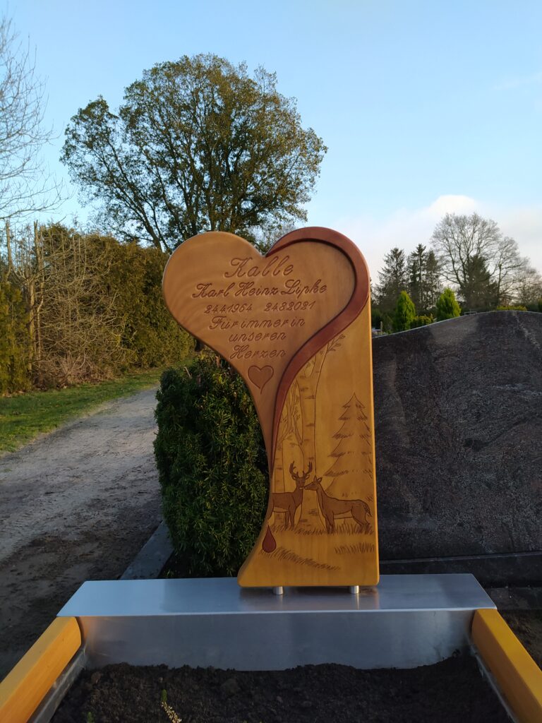 Grabstein aus Holz - individuelle Grabmale aus Holz